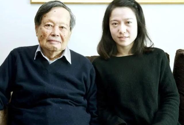 In love for 18 years, Weng Fan, after marriage, went to bed early and ...