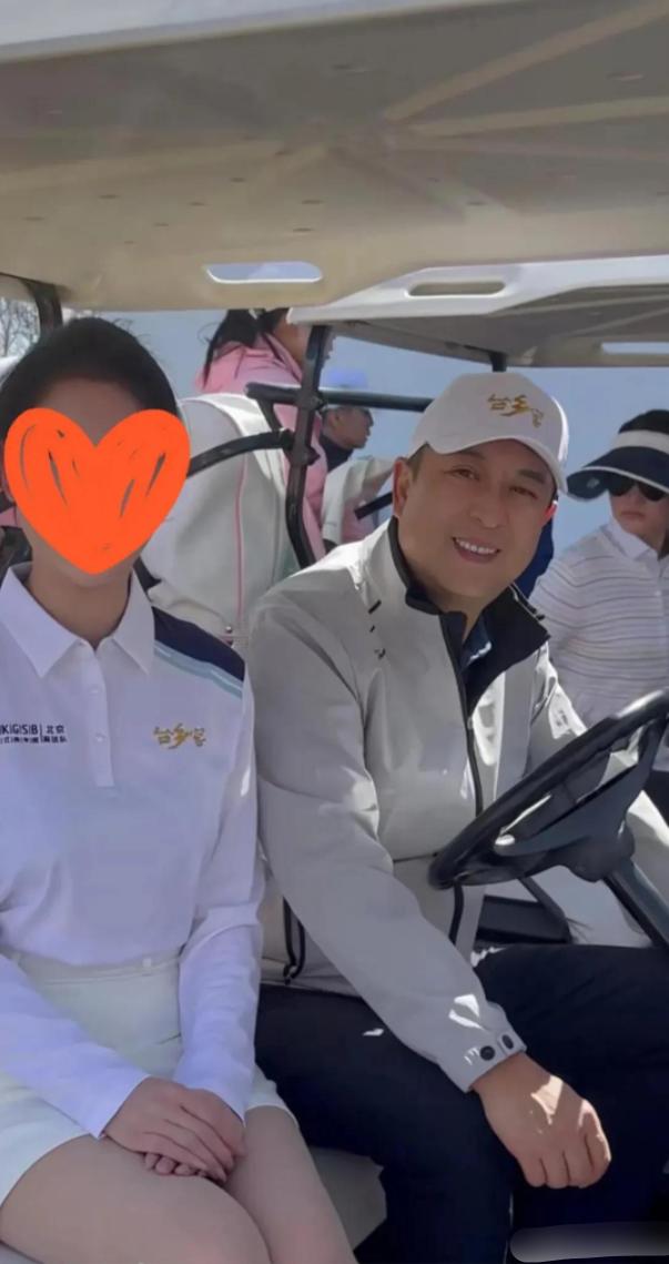 69-year-old Zhu Shimao participated in the event full of energy, poured wine on the beauties in ...