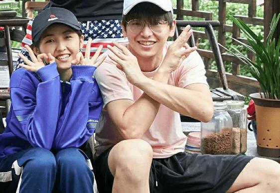 Peng Yuchang was filmed playing Frisbee with his girlfriend!The woman squatted down to take a ...