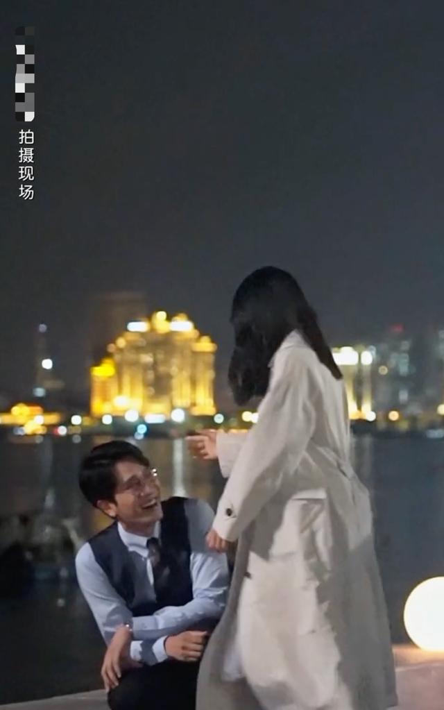 Peng Guanying and Cai Wenjing in the kiss scene!Kissing on the face is domineering, laughing at ...
