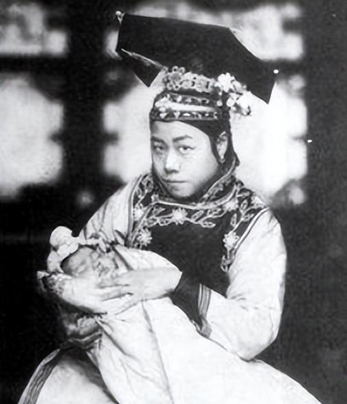 In order to support Puyi, she "killed" her own flesh and blood but was ...