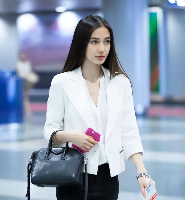 Yang Ying catches the flight home all night, 5-year-old sponge is very ...