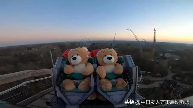 The roller coaster where all the passengers are teddy bears is so cute ...