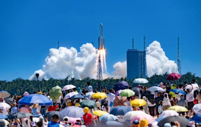 A group of young people chasing rockets - iMedia