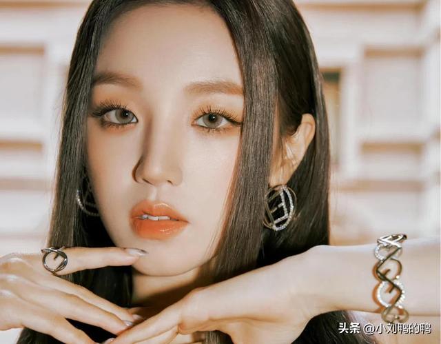 Song Yuqi looks at the show, an exquisite doll - iMedia
