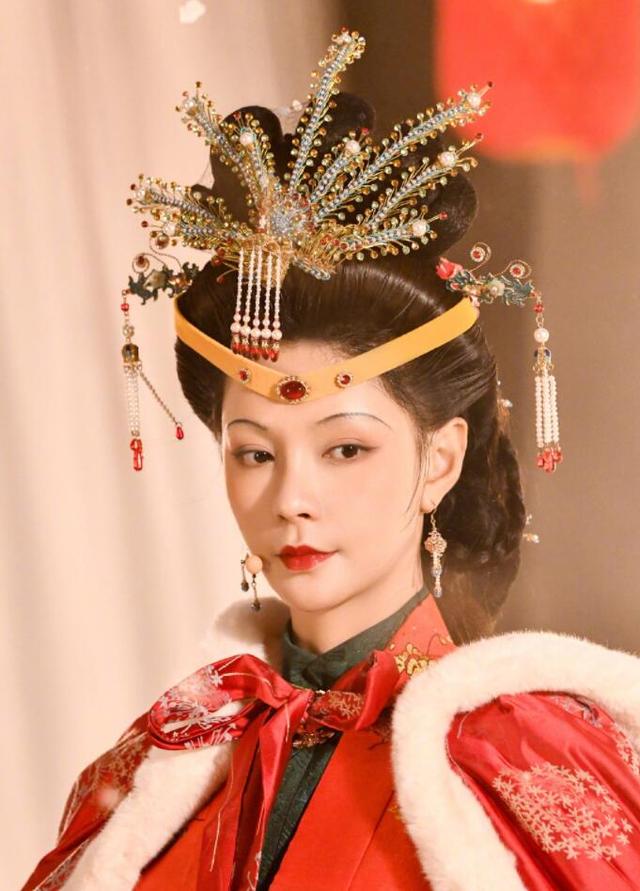 Shen Mengchen plays Wang Xifeng, with a gorgeous shape and full of ...