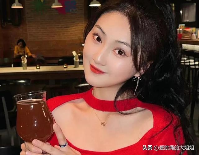 Qi Yu, a scheming stewardess, was scolded miserably for trying to catch ...