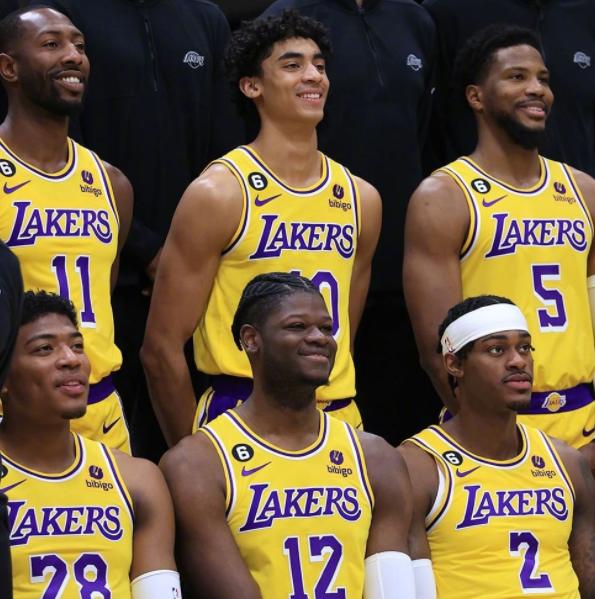 The Lakers management has an idea, take a family photo to motivate the ...