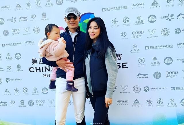 Zhu Zhu took her daughter to accompany her husband to an equestrian ...
