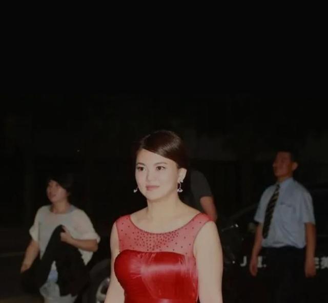 Li Xiang's figure is underestimated! Wearing a red silk dress with half ...