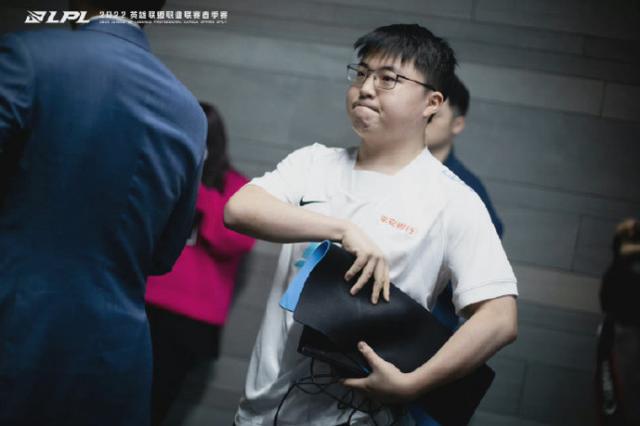 故意針對UZI？BLG干碎AL，網友怒斥：夏季賽把UZI給賣了 - 頭條匯