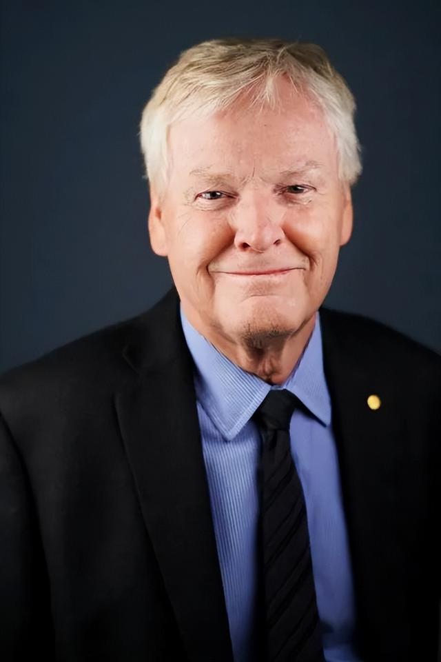 A real "Sheldon"!He really won the Nobel Prize, and the ending is more ...