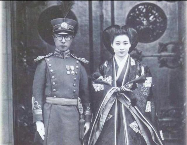 Puyi washes his own clothes. Puyi, who just turned 14 years old, was ...