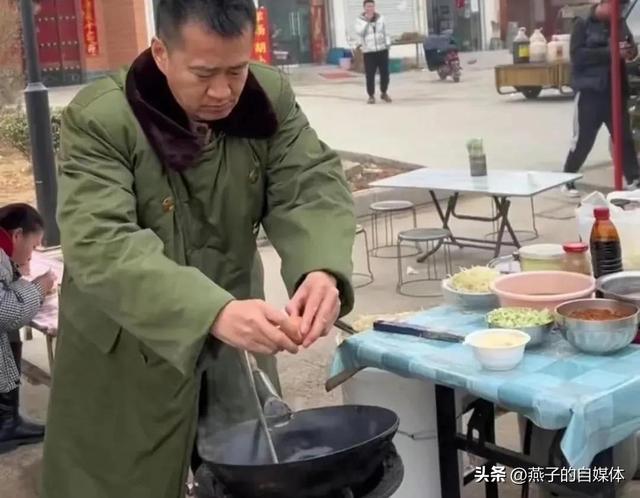 There's nothing to shoot! Actor Li Jiaming sells fried noodles at a ...