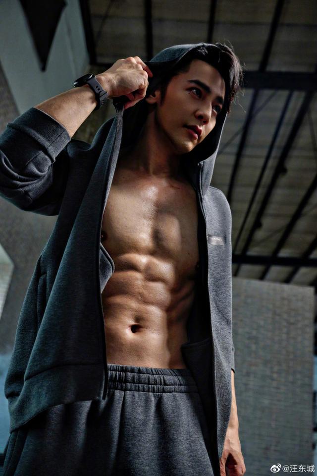 Wang Dongcheng posts fitness photos, from pectoral muscles to abdominal ...