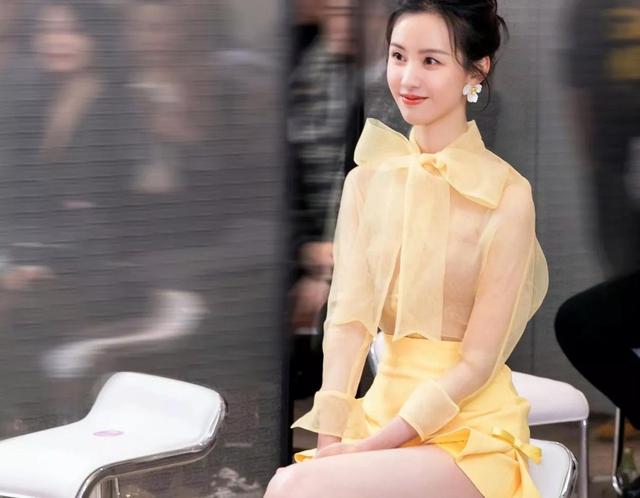 Chen Duling's photo, fair legs, pure and elegant, beautiful and moving ...