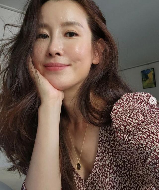 Lee Tae Ran posted a dance practice video with a graceful figure and a ...