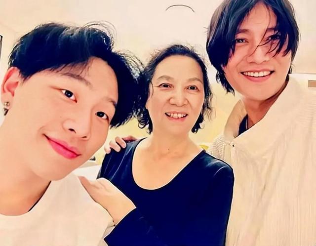Chen Kun has a family portrait for Chinese New Year!The 20-year-old ...