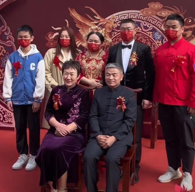 Guo Gangtang posted a post thanking his son for getting married, the ...