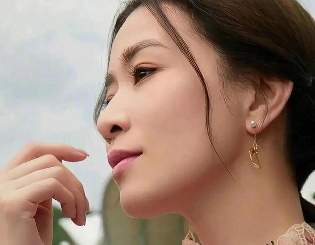 Mobile Wallpapers - Charmaine Sheh Issue 585 - iMedia