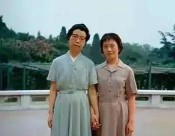 In 1975, Jiang Qing and Zhang Yufeng took a close group photo. They look like mother and ...