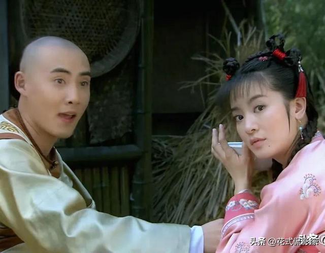 The scene of returning pearls: Erkang and Ziwei hanging on the branches ...