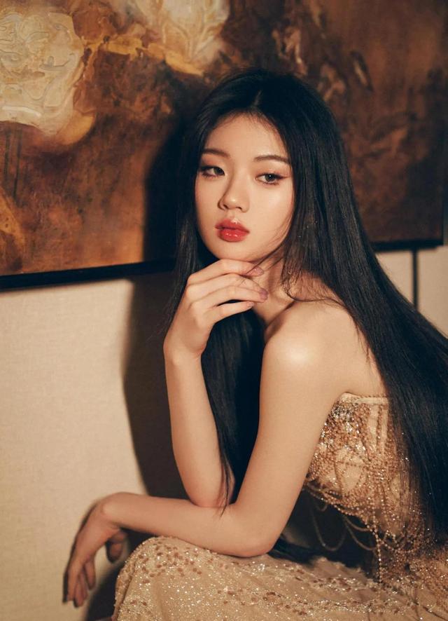 Shan Yichun: A female singer whose beauty is as exquisite as an oil ...