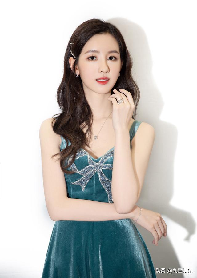 Chen Duling: The perfect proportion of the body against the pure white ...