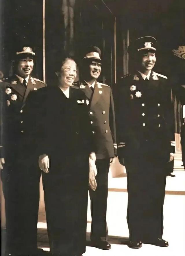 A photo of Deng Yingchao and the three founding generals, one detail ...