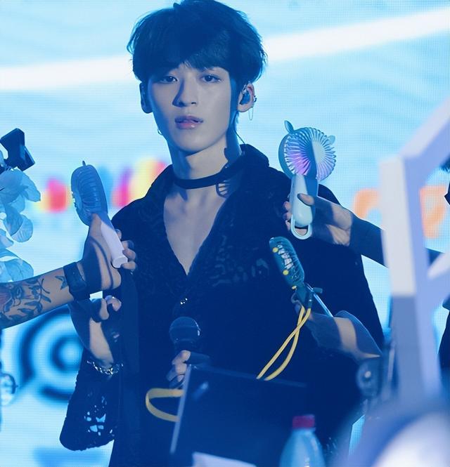 He Luoluo was sweating profusely from the rehearsal, and was practicing ...