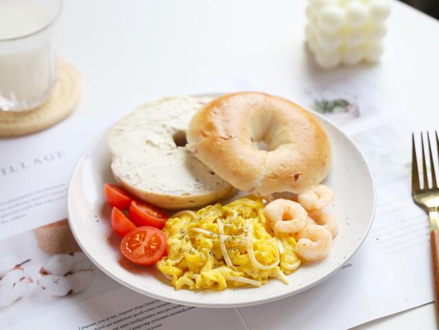 Bagel and Crab Slippery Egg Sandwich, a win-win for both appearance and ...