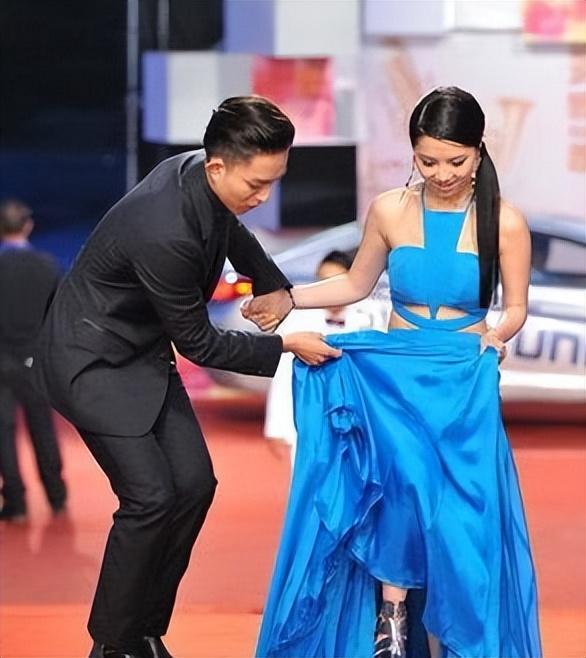 Deng Ziqi: Being driven crazy by his teammates, he was photographed ...