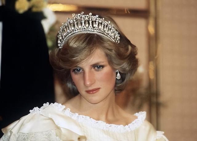 Elizabeth and the Queen of Denmark's sister pearl tear crown - iMedia