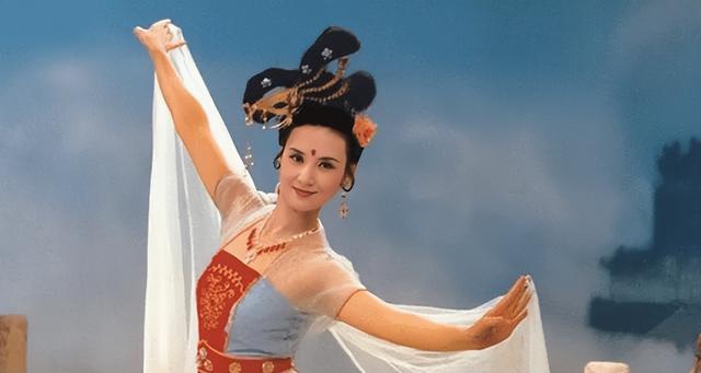 "The most beautiful Chang'e" Qiu Peining, still looks like a fairy at ...