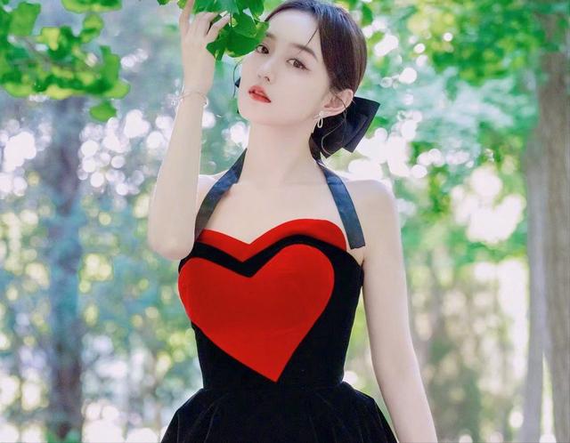 Status can play!He Hongshan's latest photo exposure, red heart tube top ...