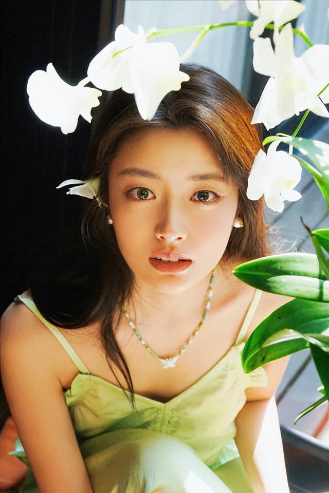 Cozy and beautiful! Xu Ruohan's green suspender skirt with the photo ...