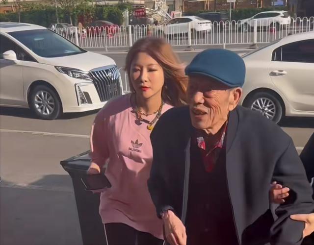 Han Zhao's behavior caused controversy! Kneeling and kowtowing to Yang Shaohua at the entrance ...