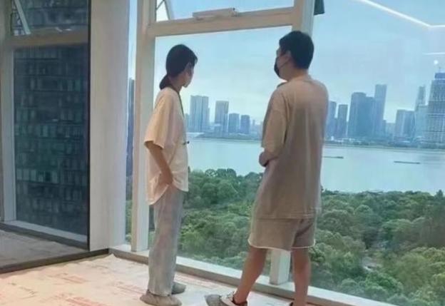 Wang Sicong took a young beauty in Hangzhou to see the house, the first-line river view house ...