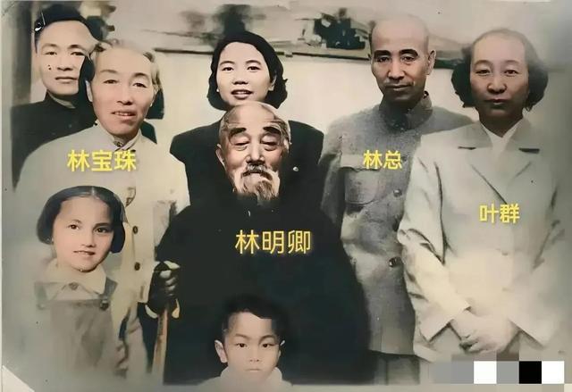 In 1956, a rare photo of Lin Biao and his father, Lin's father was over ...