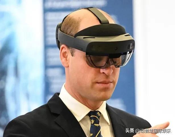 Prince William wears virtual reality headset to learn new RAF ...