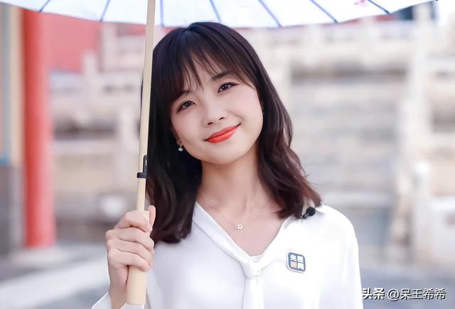 CCTV reporter Wang Bingbing returned to the first-line stage, partnered ...