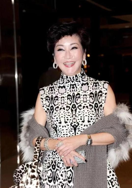 The 72-year-old Leopard Queen, Nicholas Tse's mother is in full swing ...