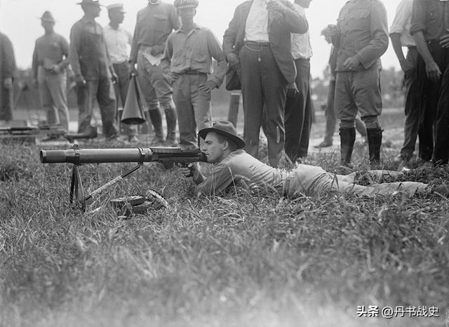 The predecessor of the Lewis machine gun, the McLean machine gun with ...