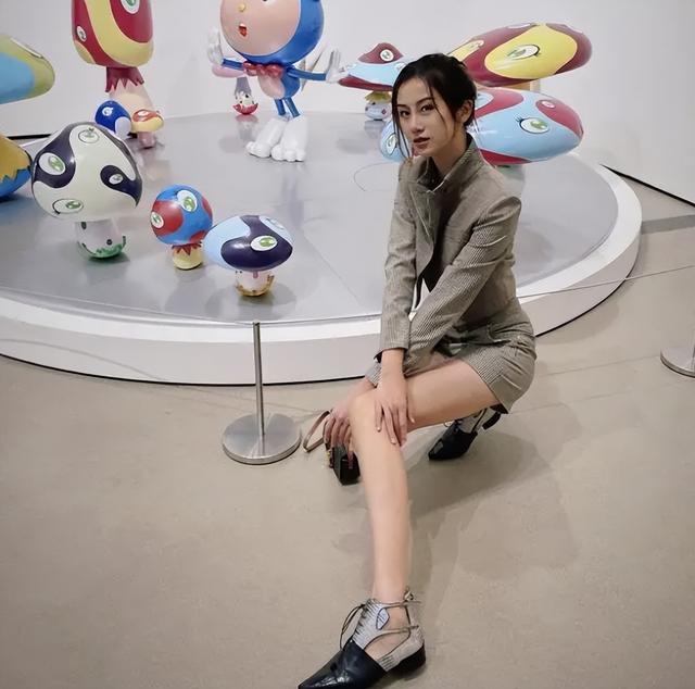 Chen Lu visits the art gallery alone!The 35-year-old looks and ...