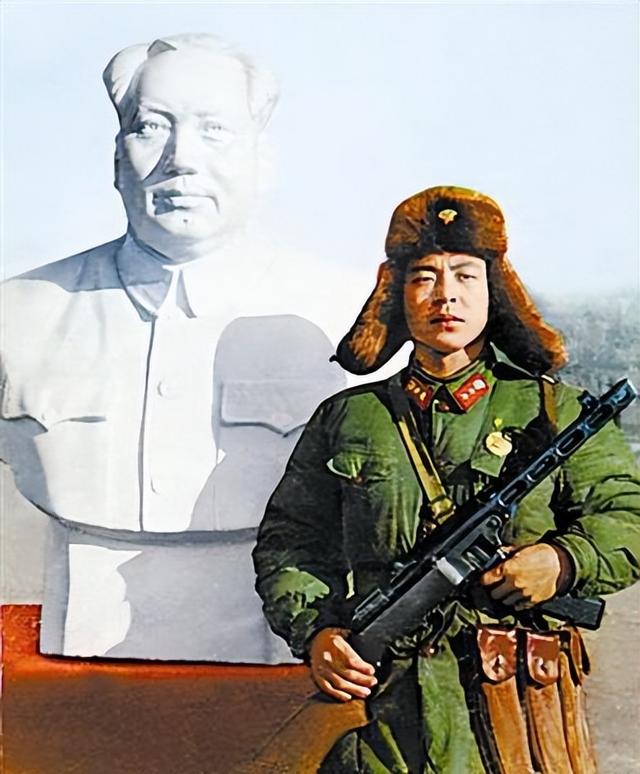 Lei Feng holds the pistol tightly - do you know what kind of gun is ...