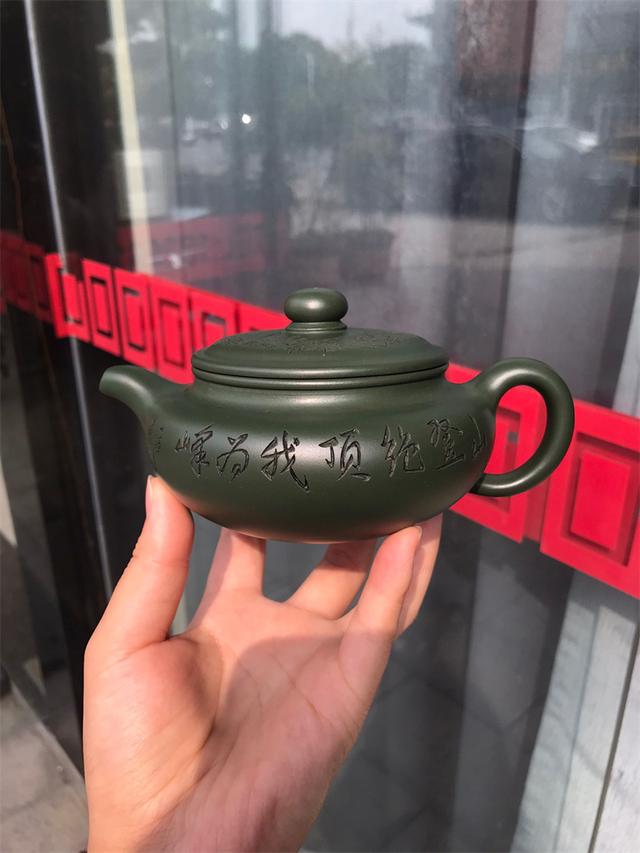 Wang Qiming, a famous Yixing teapot master, identifies a large-mouthed ...