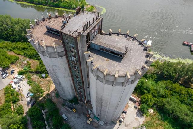 A 60-meter-high granary built in the Soviet era - iMedia