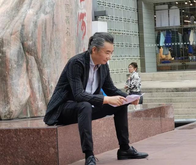 Host Gao Bo: At the age of 43, his hair is gray, and he was once said ...