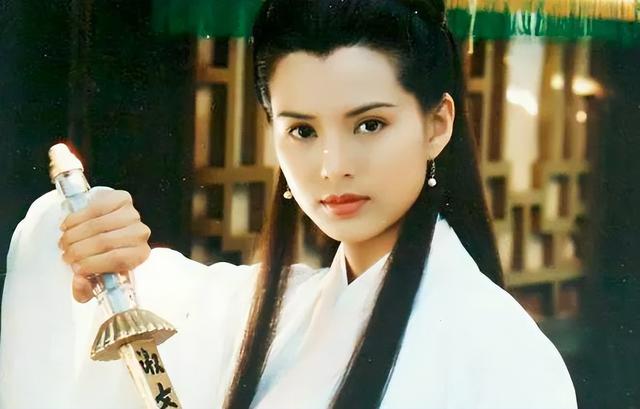 56-year-old Li Ruotong travels on the subway, posing wantonly along the ...