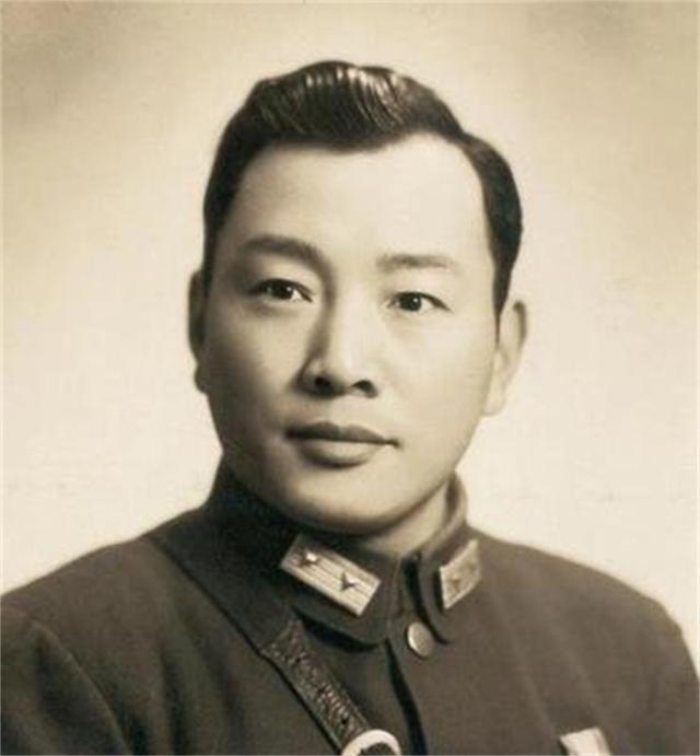 Song Xilian, a famous Huangpu general, gave money to Mrs. Chen Geng ...